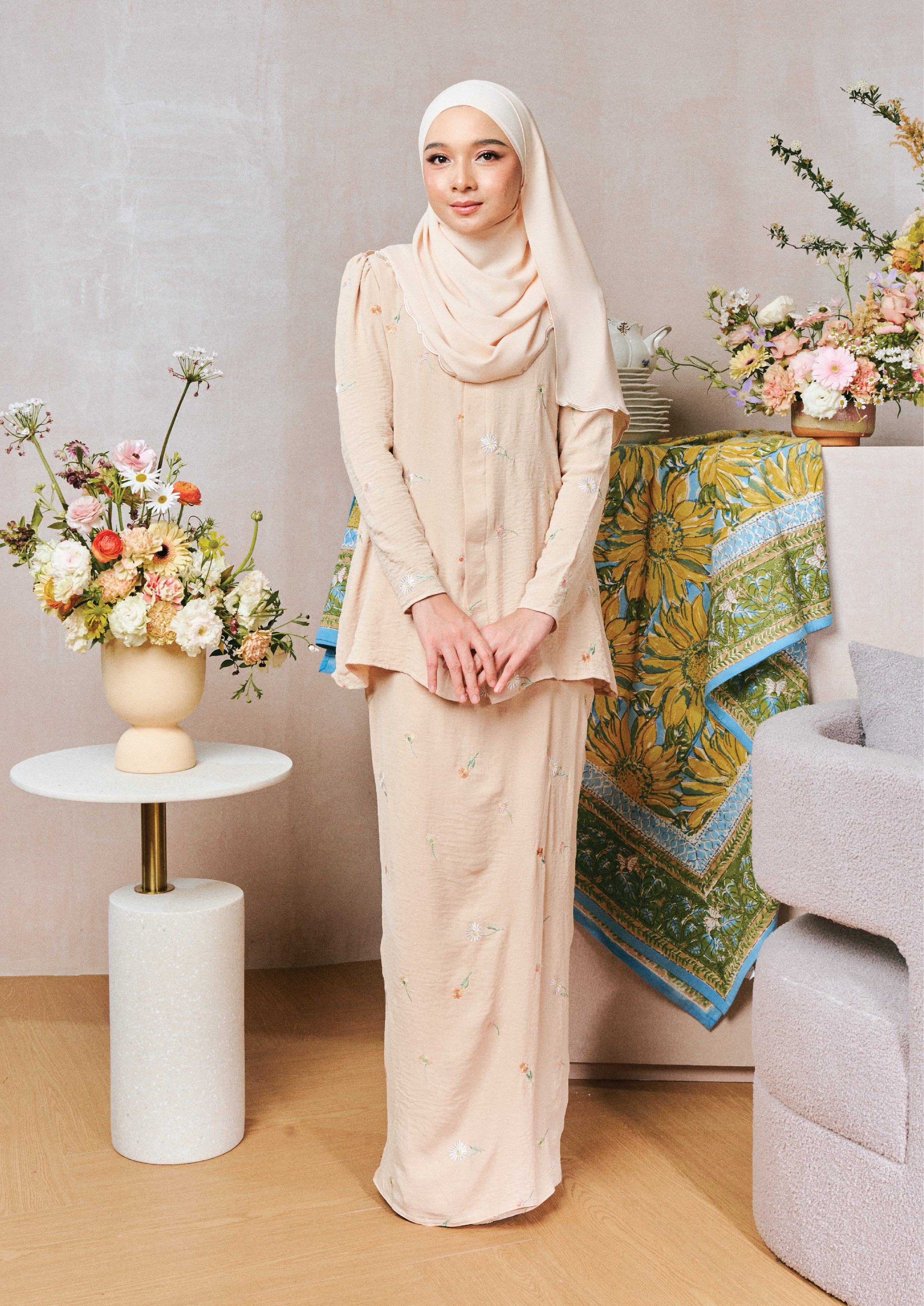 Daisy Petite Almond – MINIMALACE