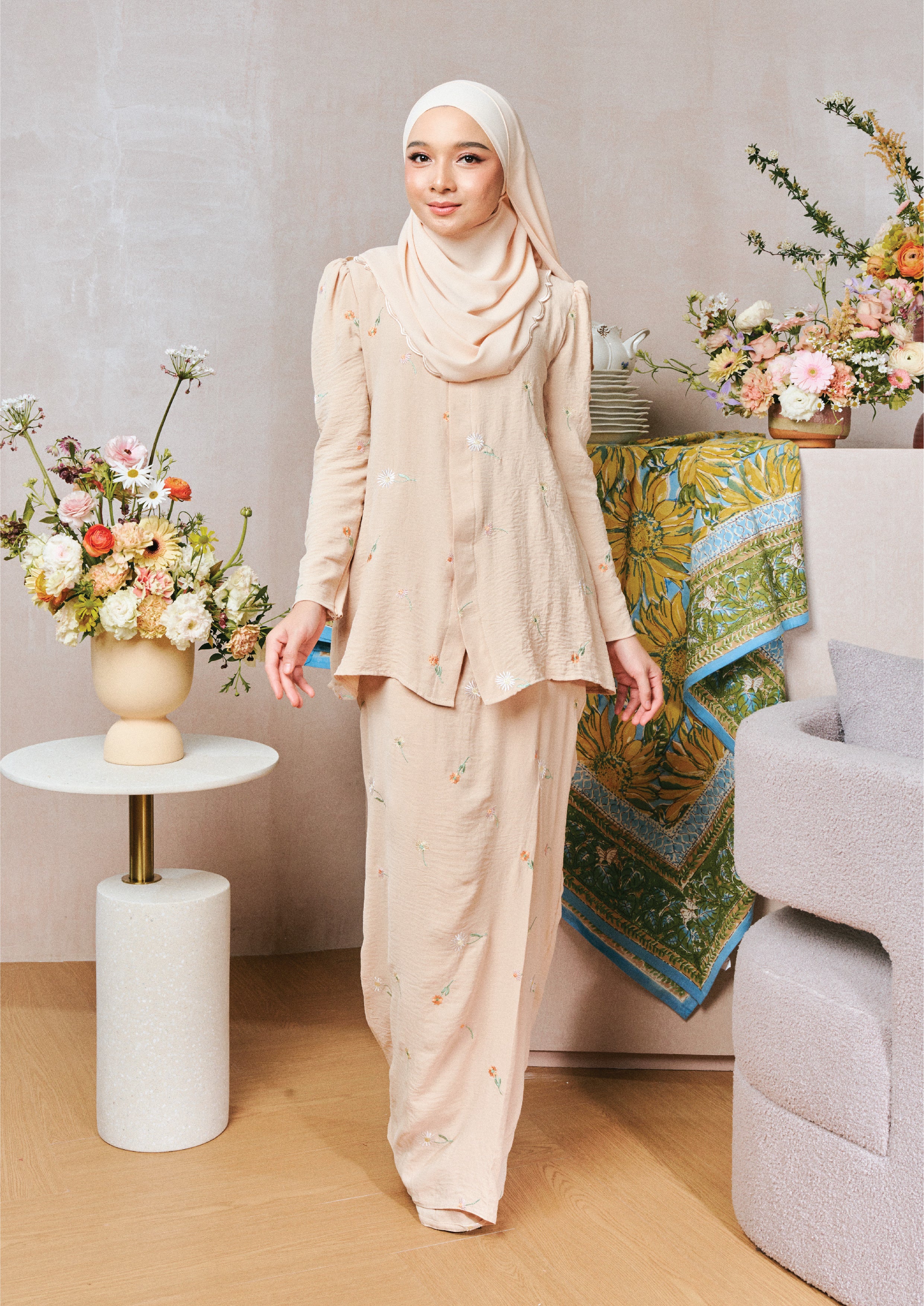 Daisy Petite Almond – MINIMALACE