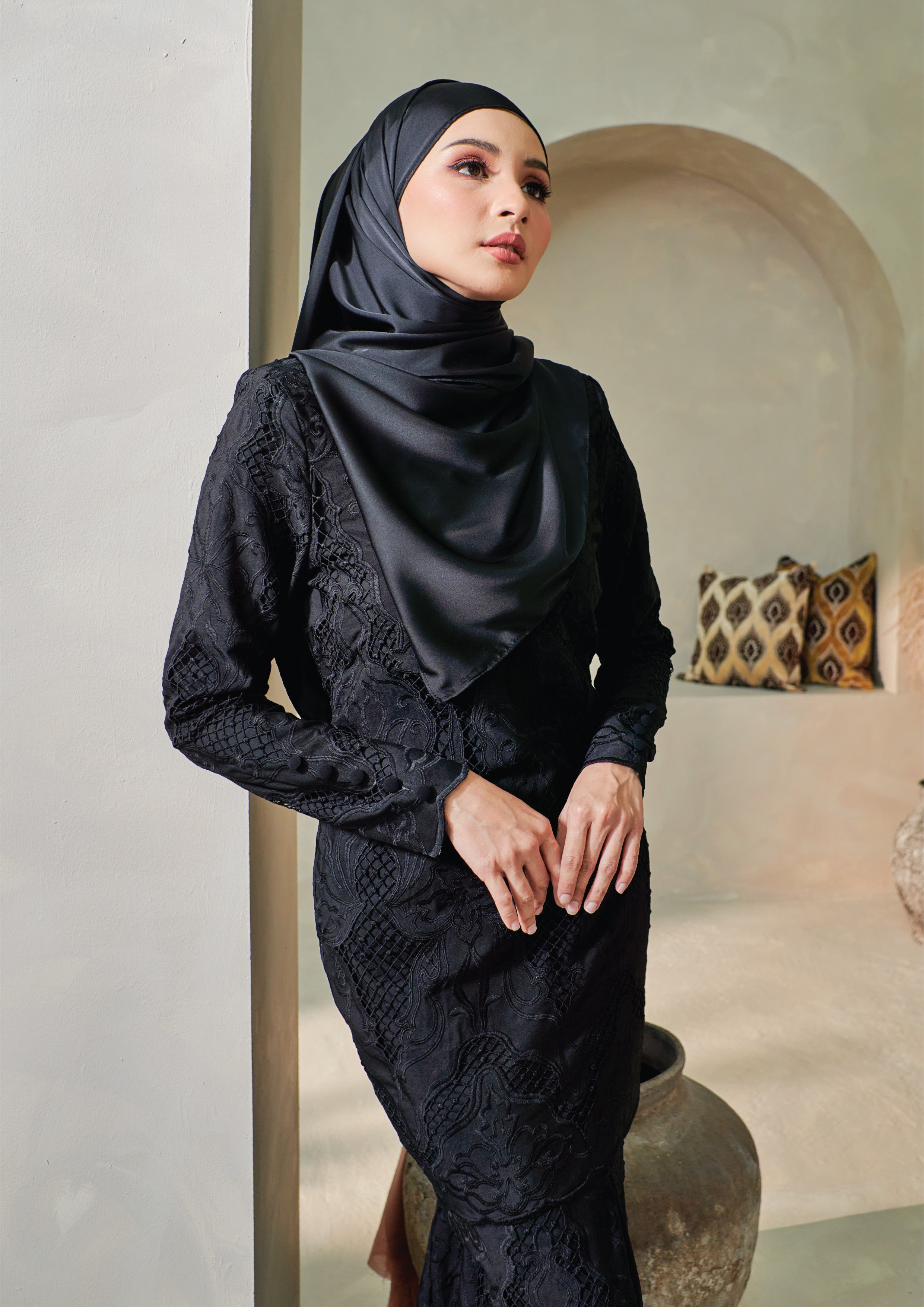 Inas Black – MINIMALACE