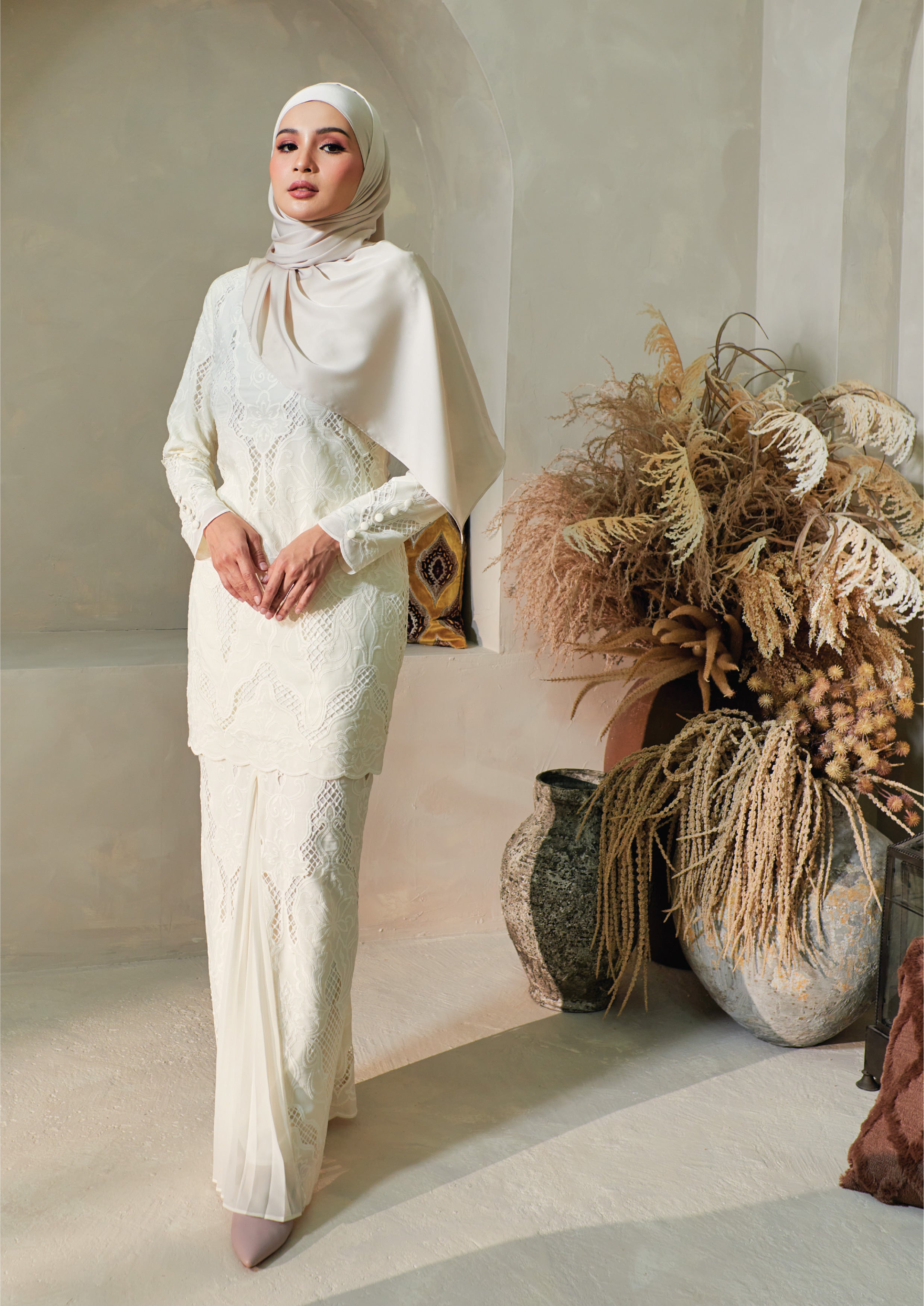 Inas Creamy White – MINIMALACE