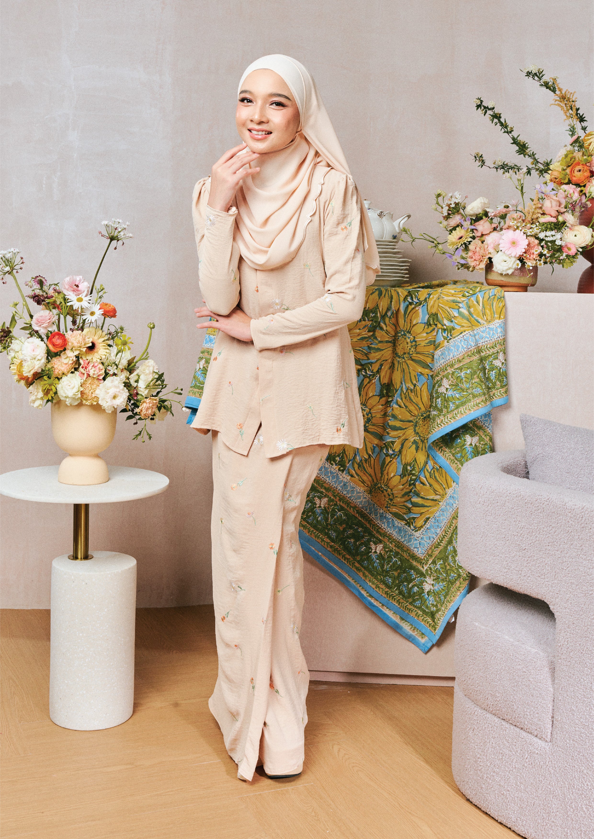 Daisy Petite Almond – MINIMALACE