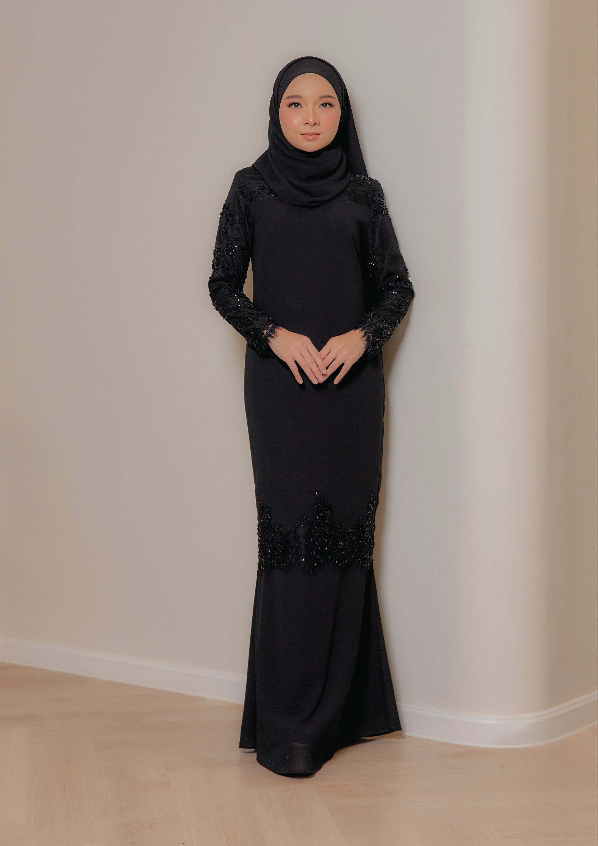 Bella Black – MINIMALACE