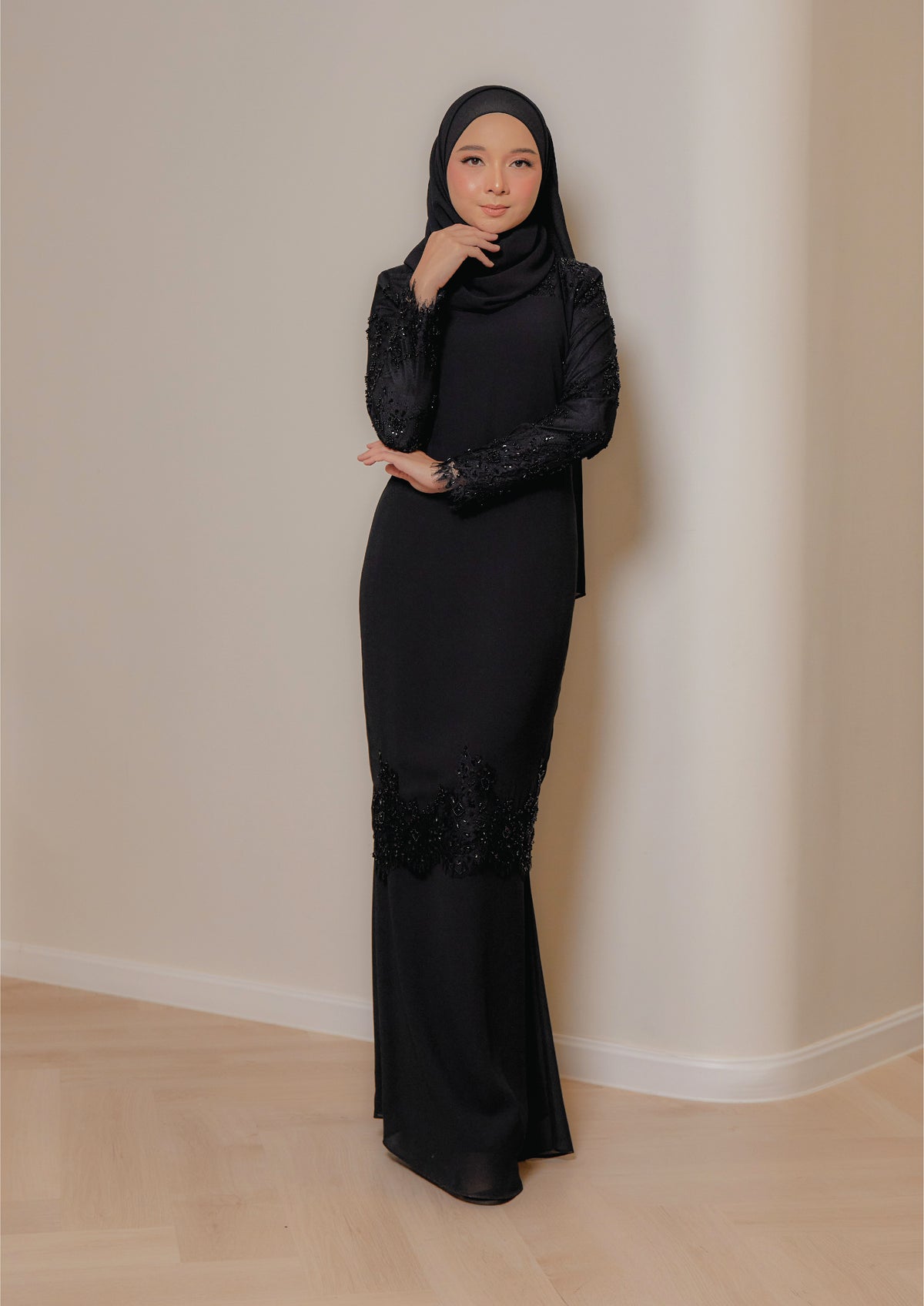 Bella Black – MINIMALACE