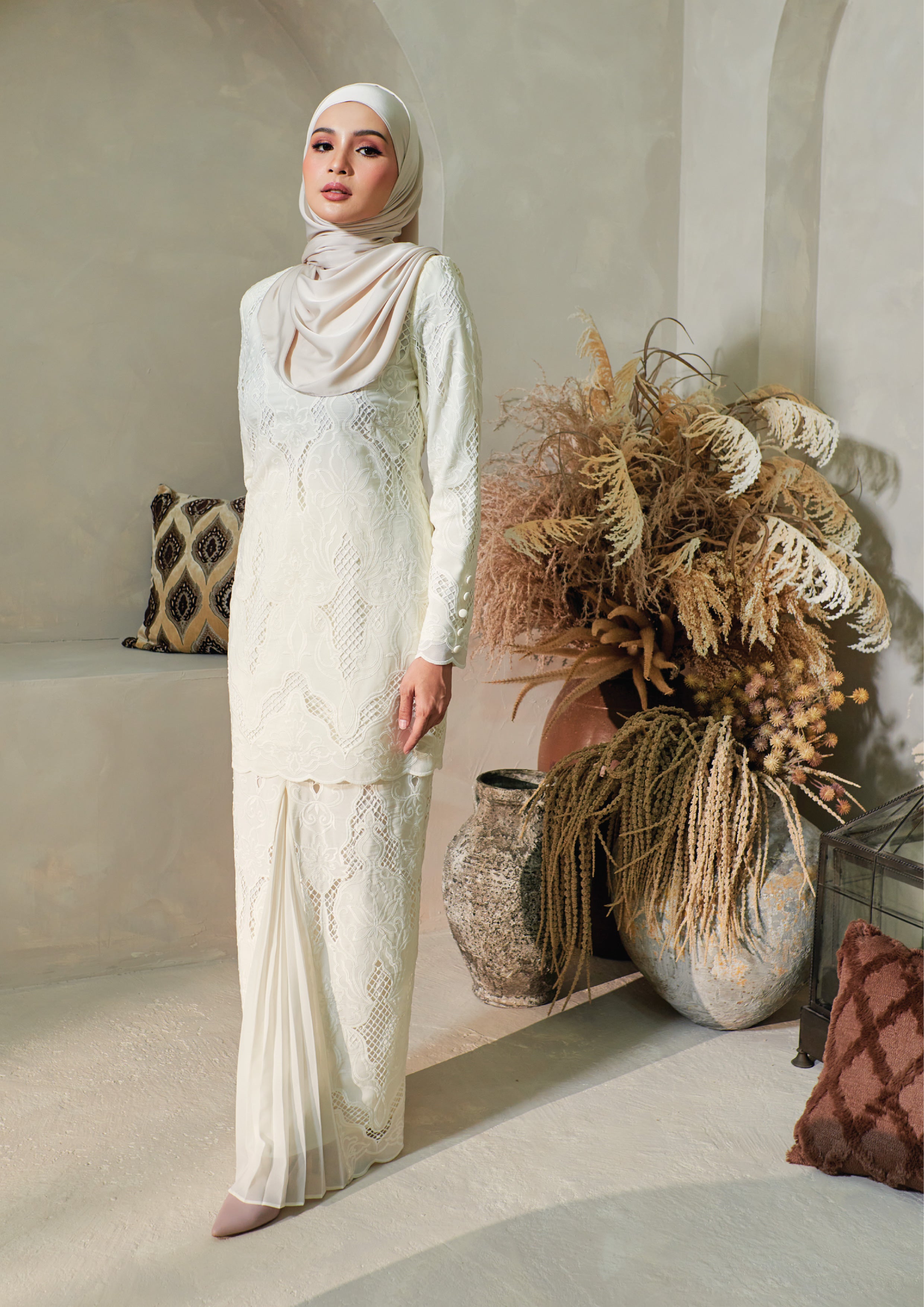 Inas Creamy White – MINIMALACE