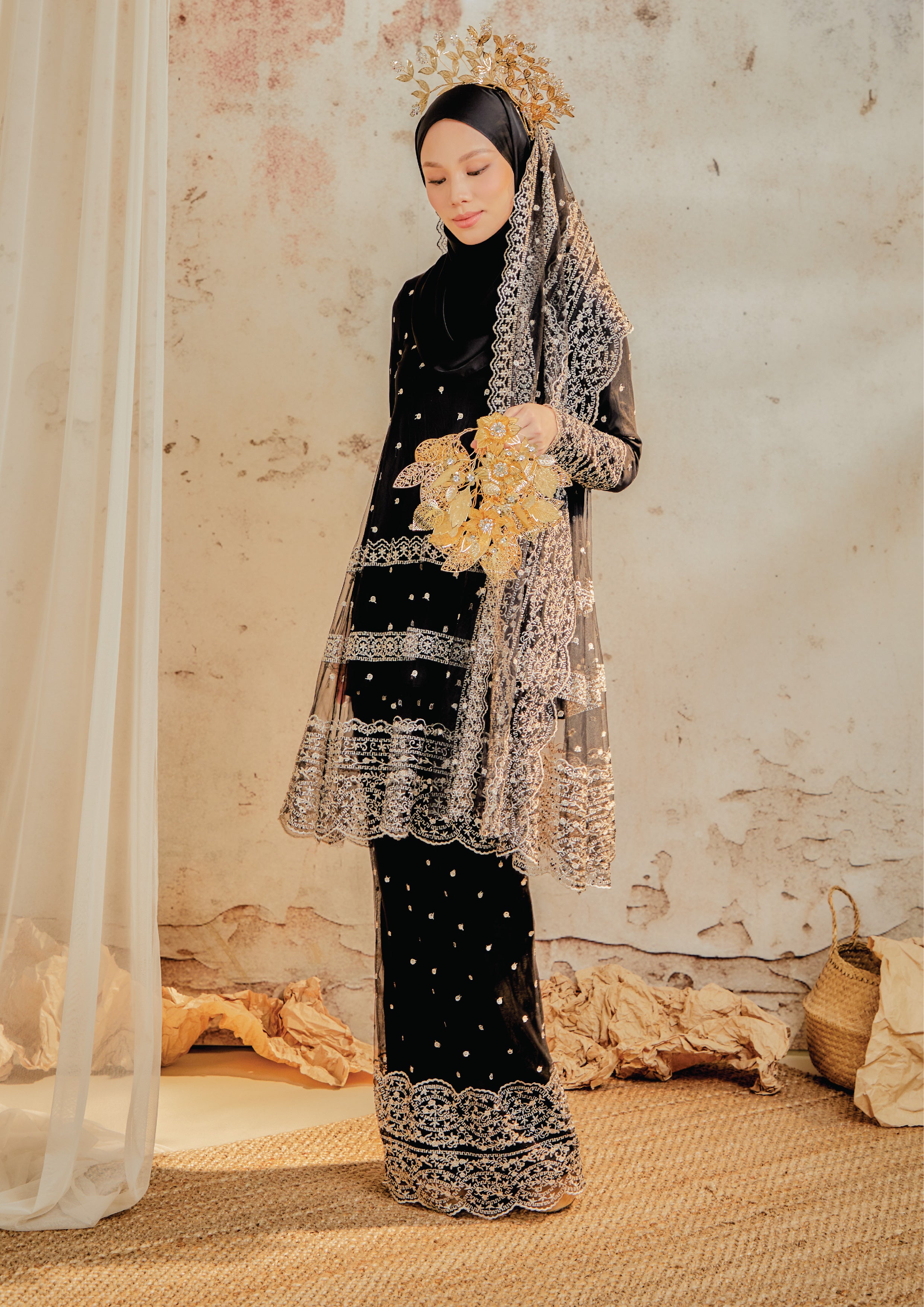 Ratna Black – MINIMALACE