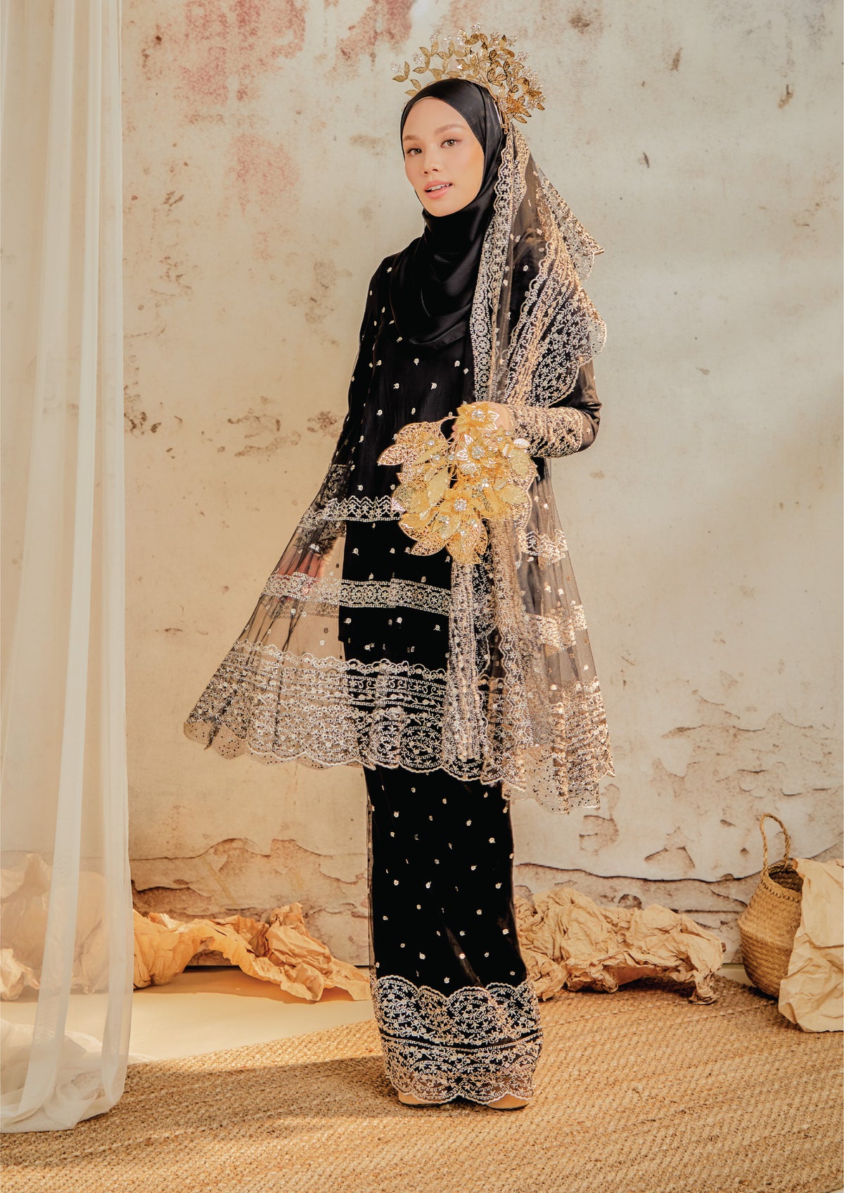 Ratna Black – MINIMALACE