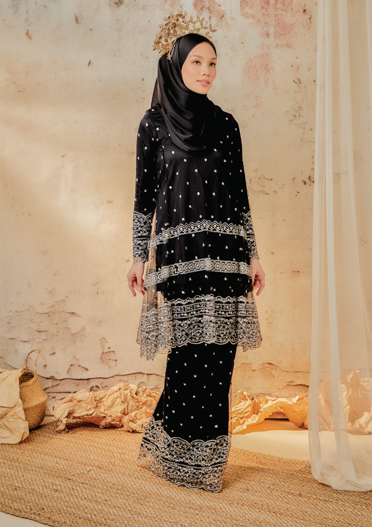 Ratna Black – MINIMALACE