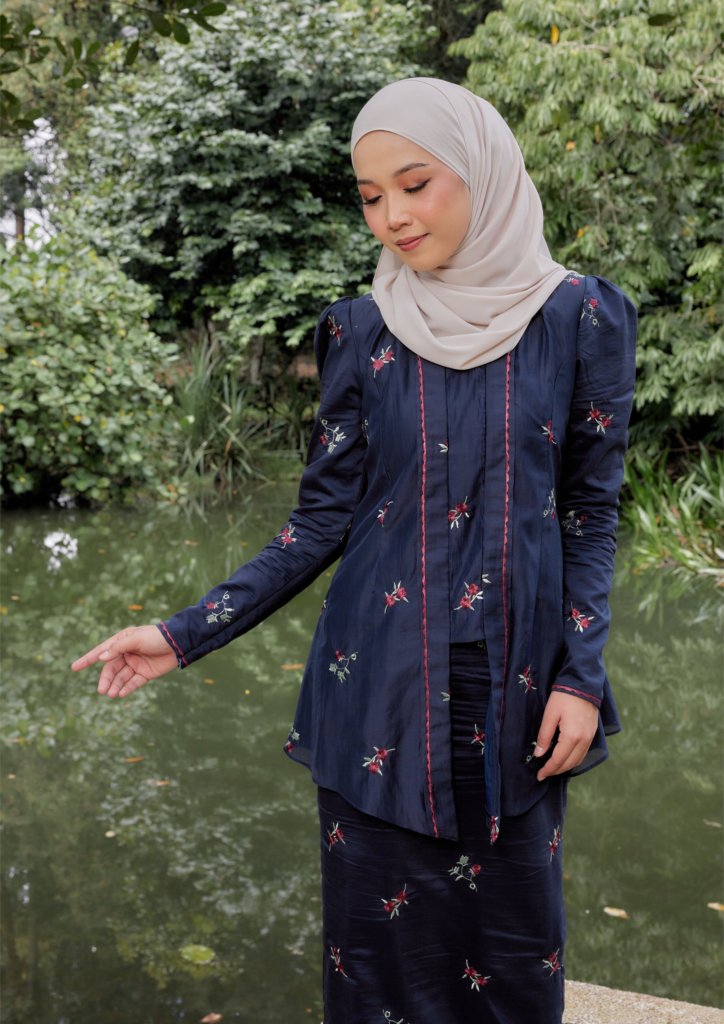 Sarimah Navy Blue – MINIMALACE