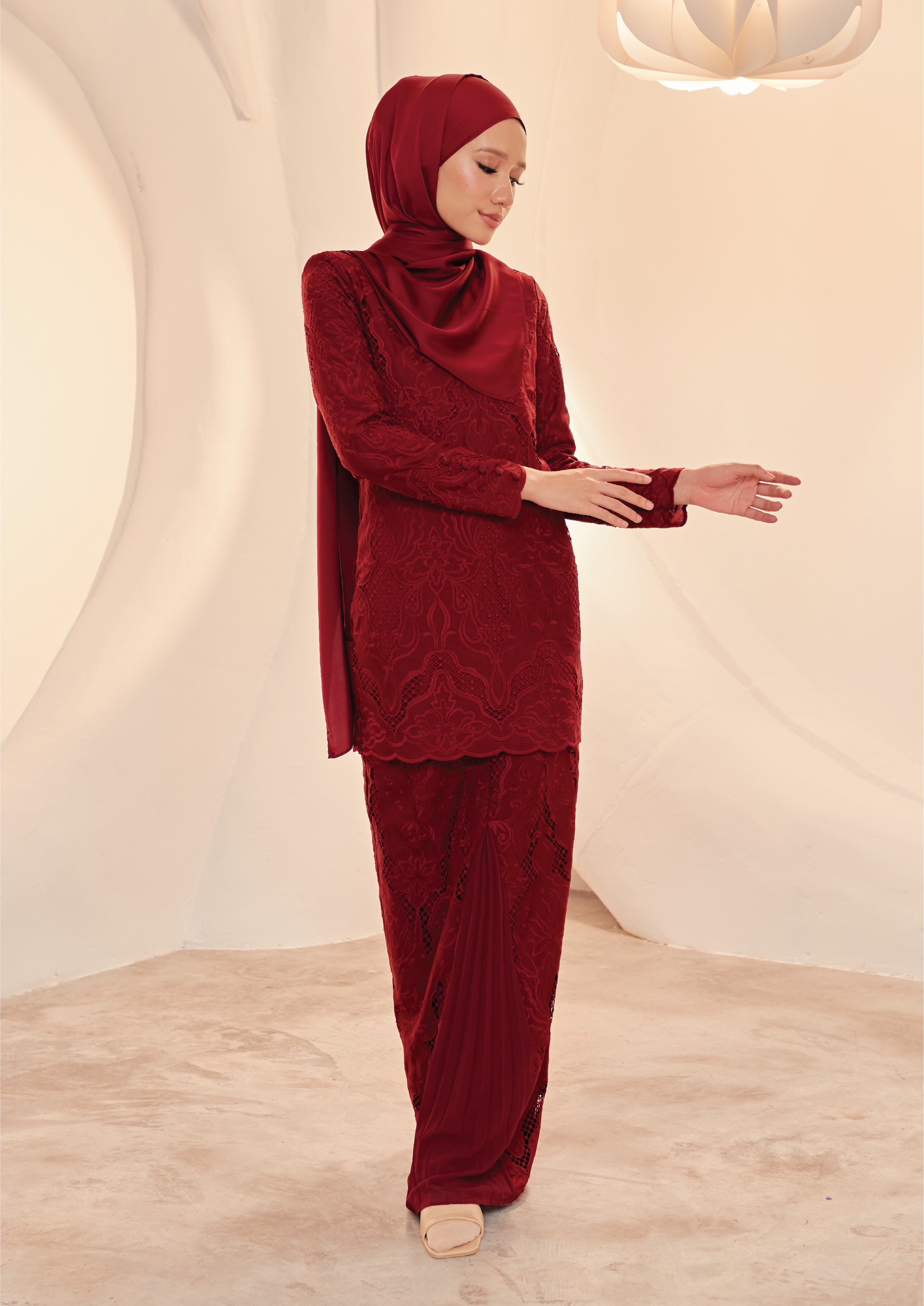 Inas Deep Red – MINIMALACE